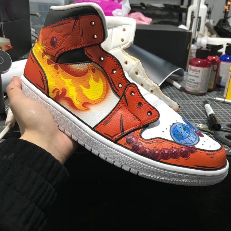 Fã cria tênis estilizados em homenagem à Ace de One Piece e o resultado ...