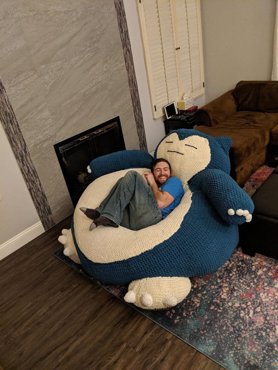 Fã de Pokémon tricotou um puff gigante do Snorlax - Critical Hits
