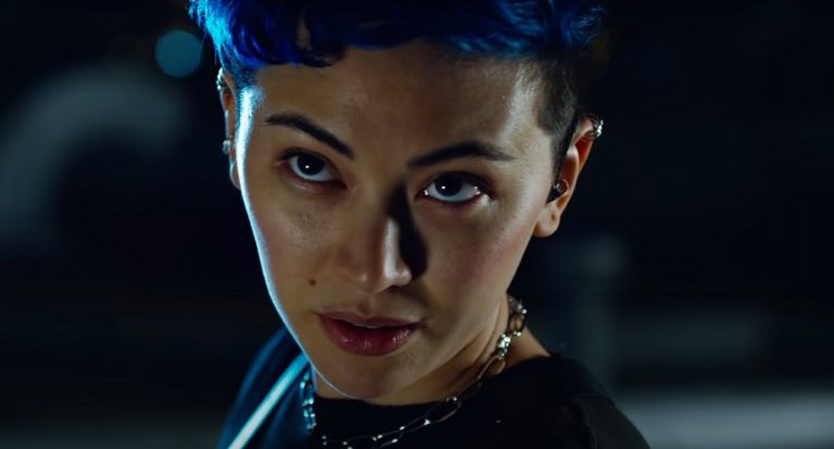 Diretora de Matrix 4 explica o significado da música White Rabbit no ...