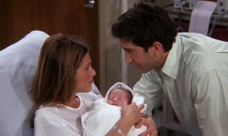 Em qual episódio Rachel dá a luz a Emma em Friends? - Critical Hits
