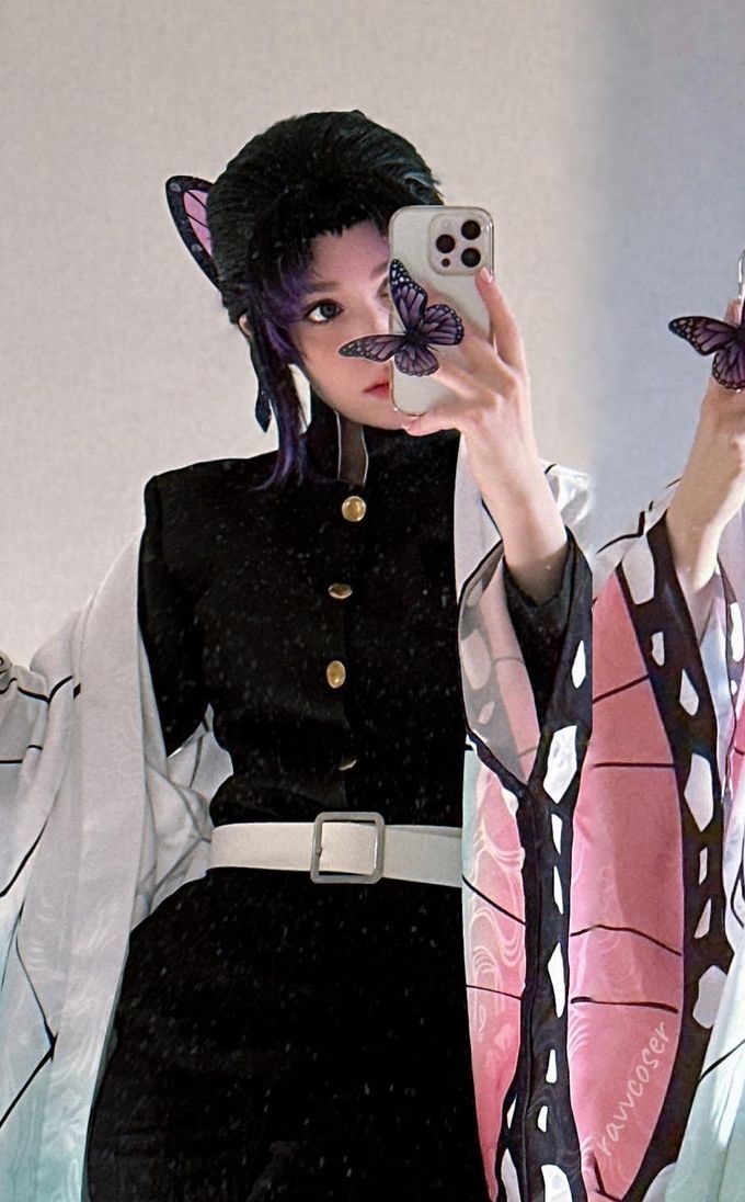 Modelo ravvcoser impressionou os fãs com um ousado cosplay da Shinobu ...