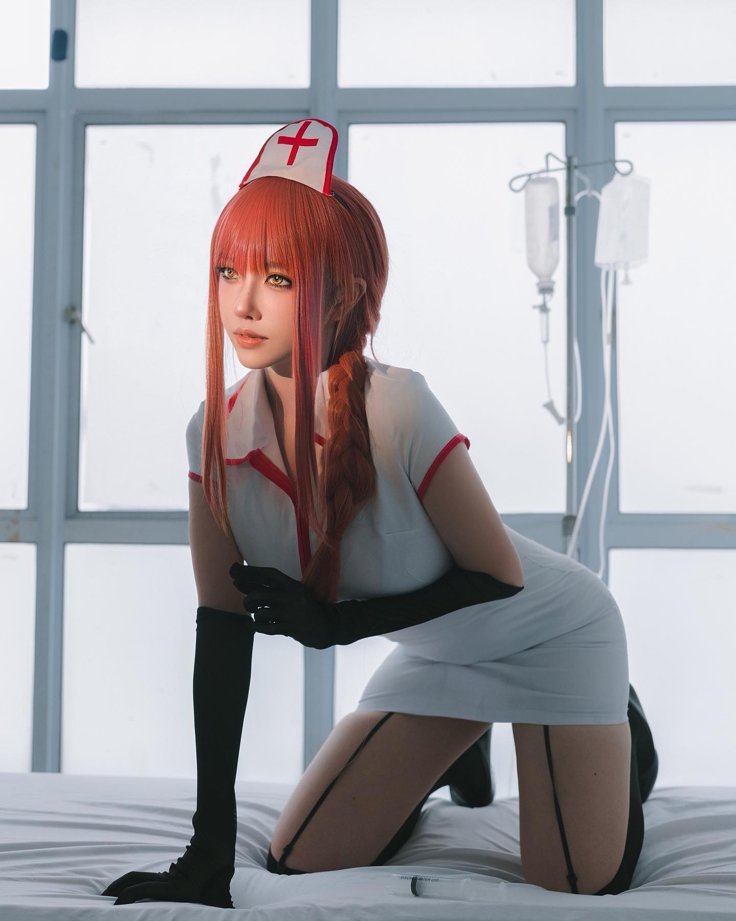 Modelo munoko_cosplay fez um sedutor cosplay da Makima de Chainsaw Man ...