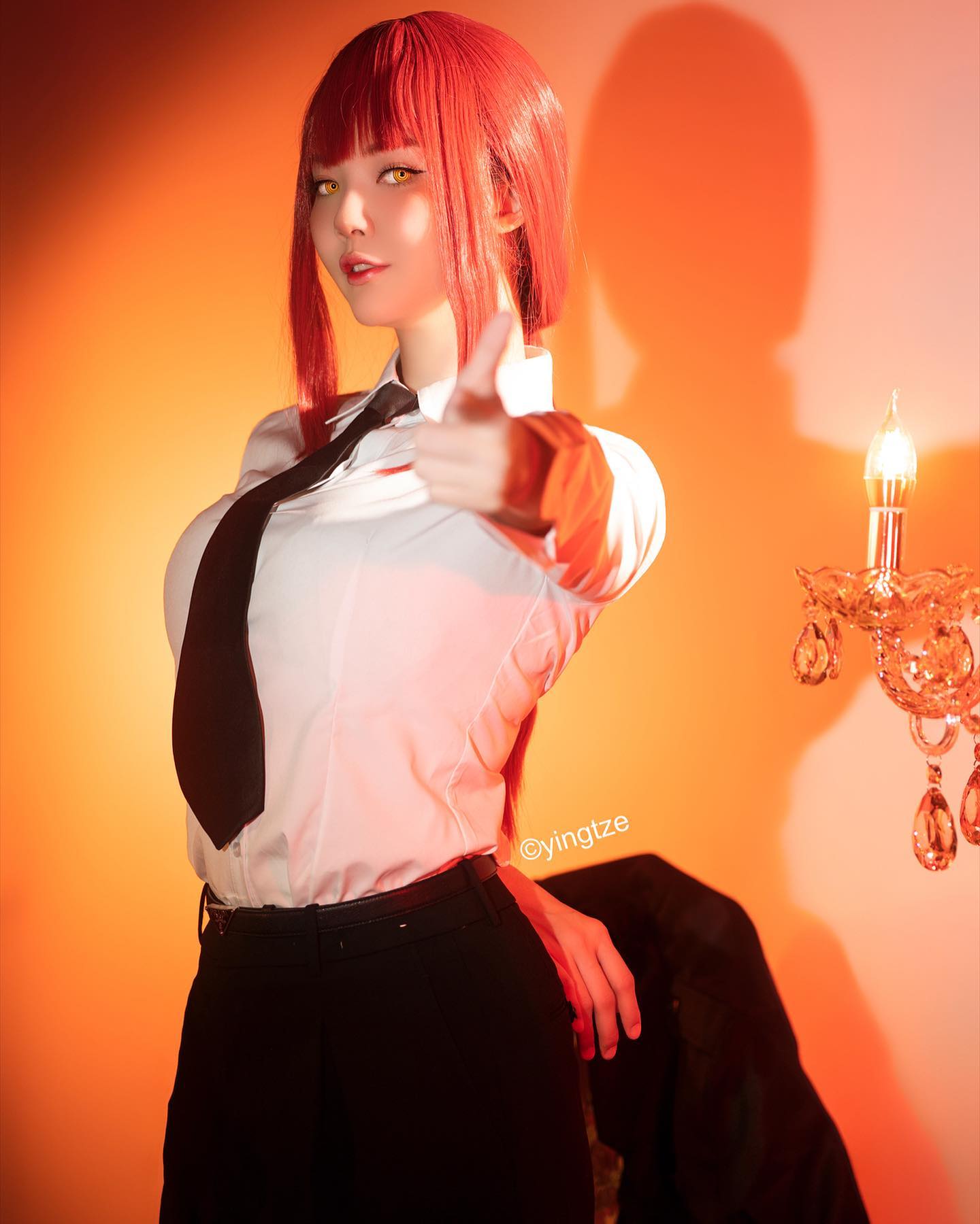 Modelo YingTze fez um hipnotizante cosplay da Makima de Chainsaw Man ...